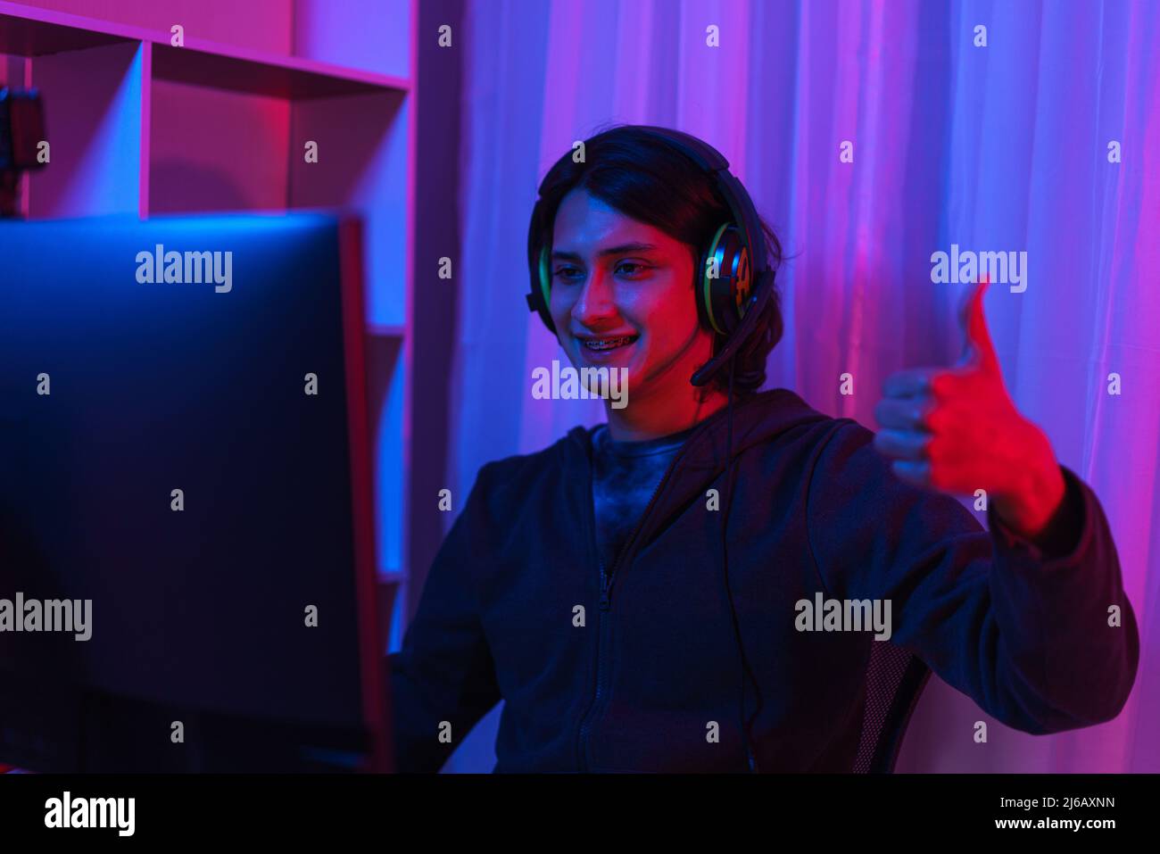 Virtual livestream hi-res stock photography and images - Alamy