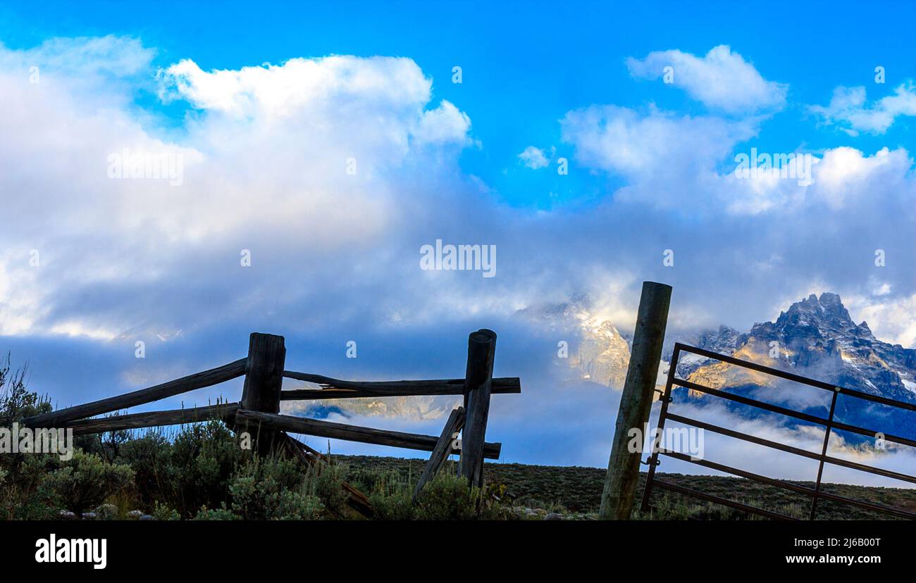 Ranch gate silhouette hi-res stock photography and images - Alamy