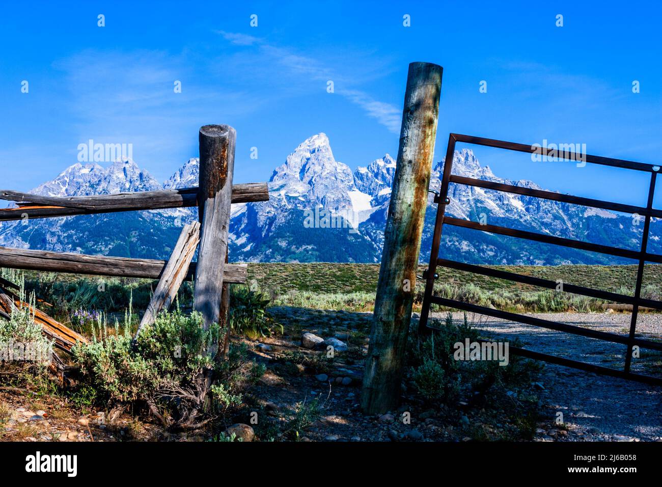 Wooden gate fence entrance park hi-res stock photography and images - Alamy