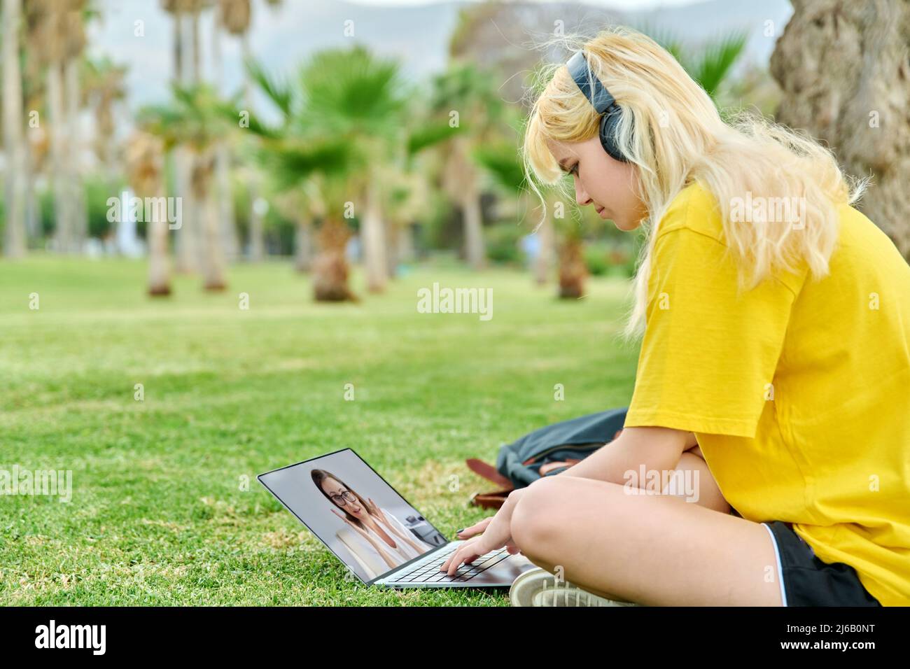 Zoom chat teen hi-res stock photography and images - Alamy