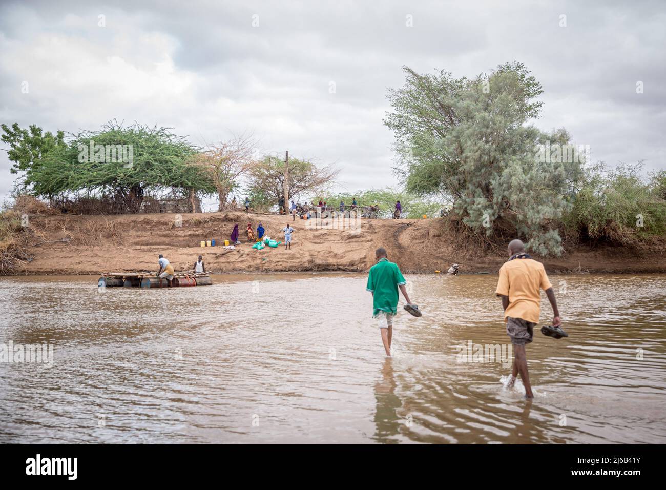 Somalis walk across the Jubba River, in Dollow, Jubaland, southwest ...
