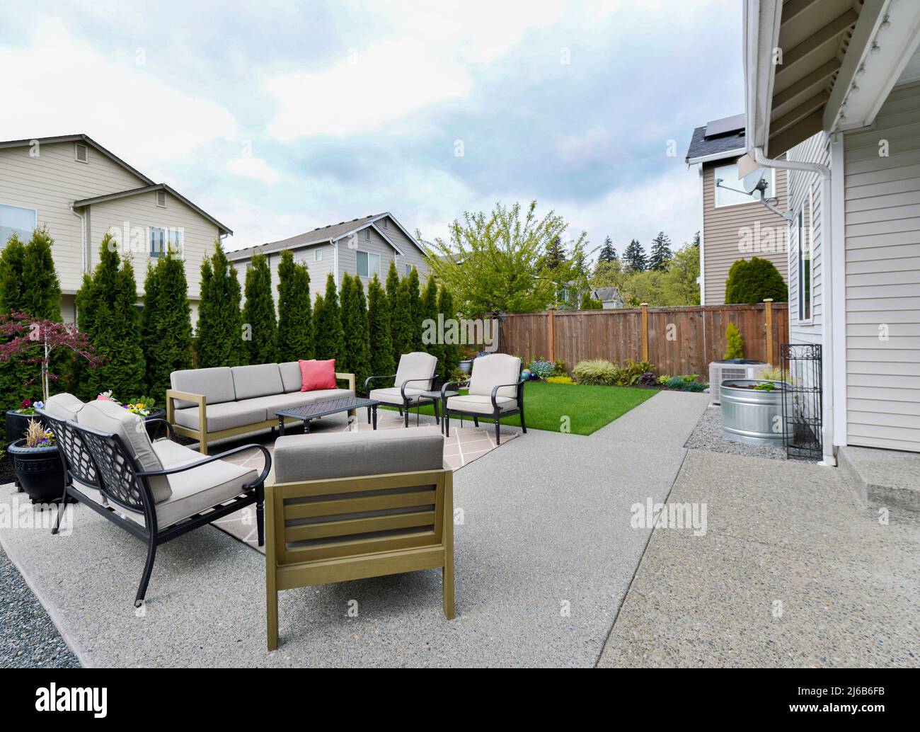 Modern residential backyard exterior Stock Photo - Alamy
