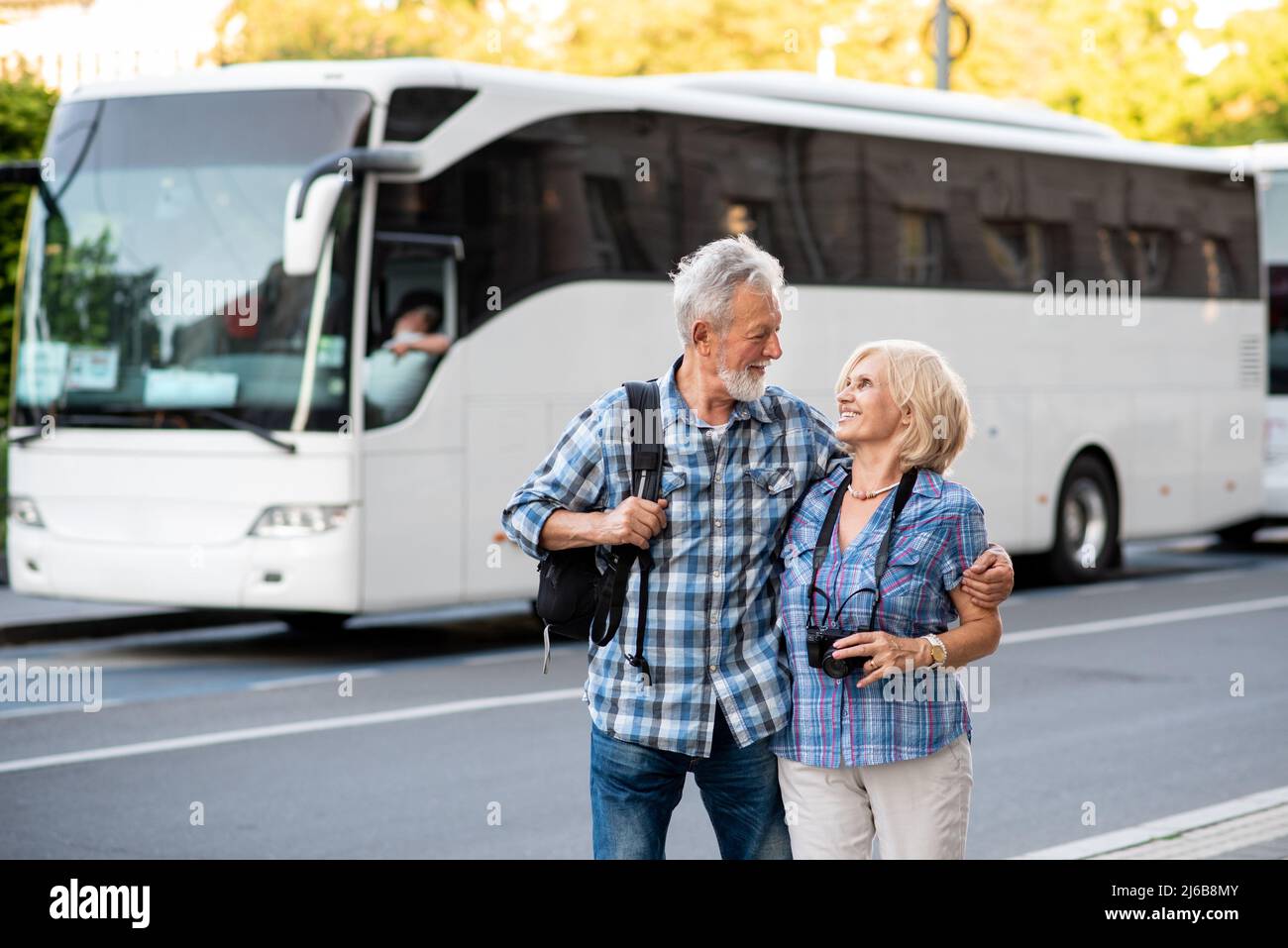 Couple smile bus hi-res stock photography and images - Alamy
