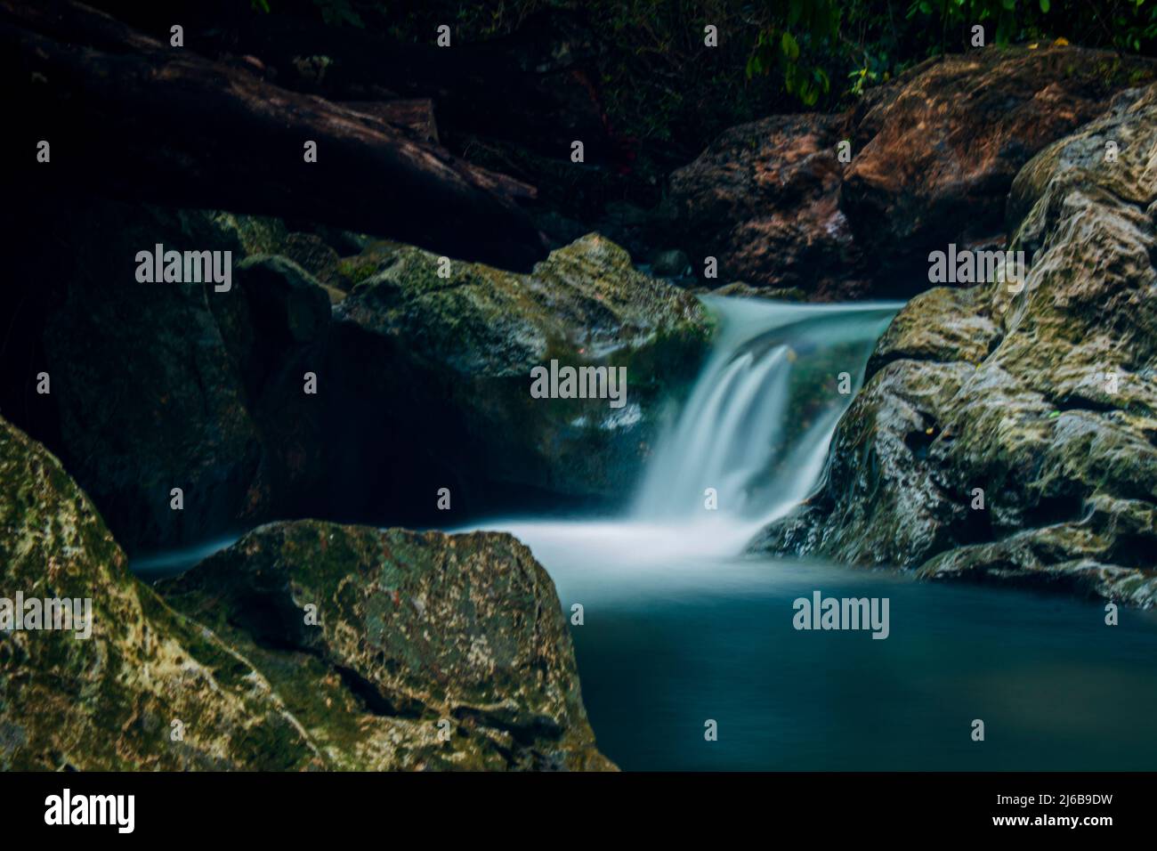 Water flowing between rocks hi-res stock photography and images - Alamy