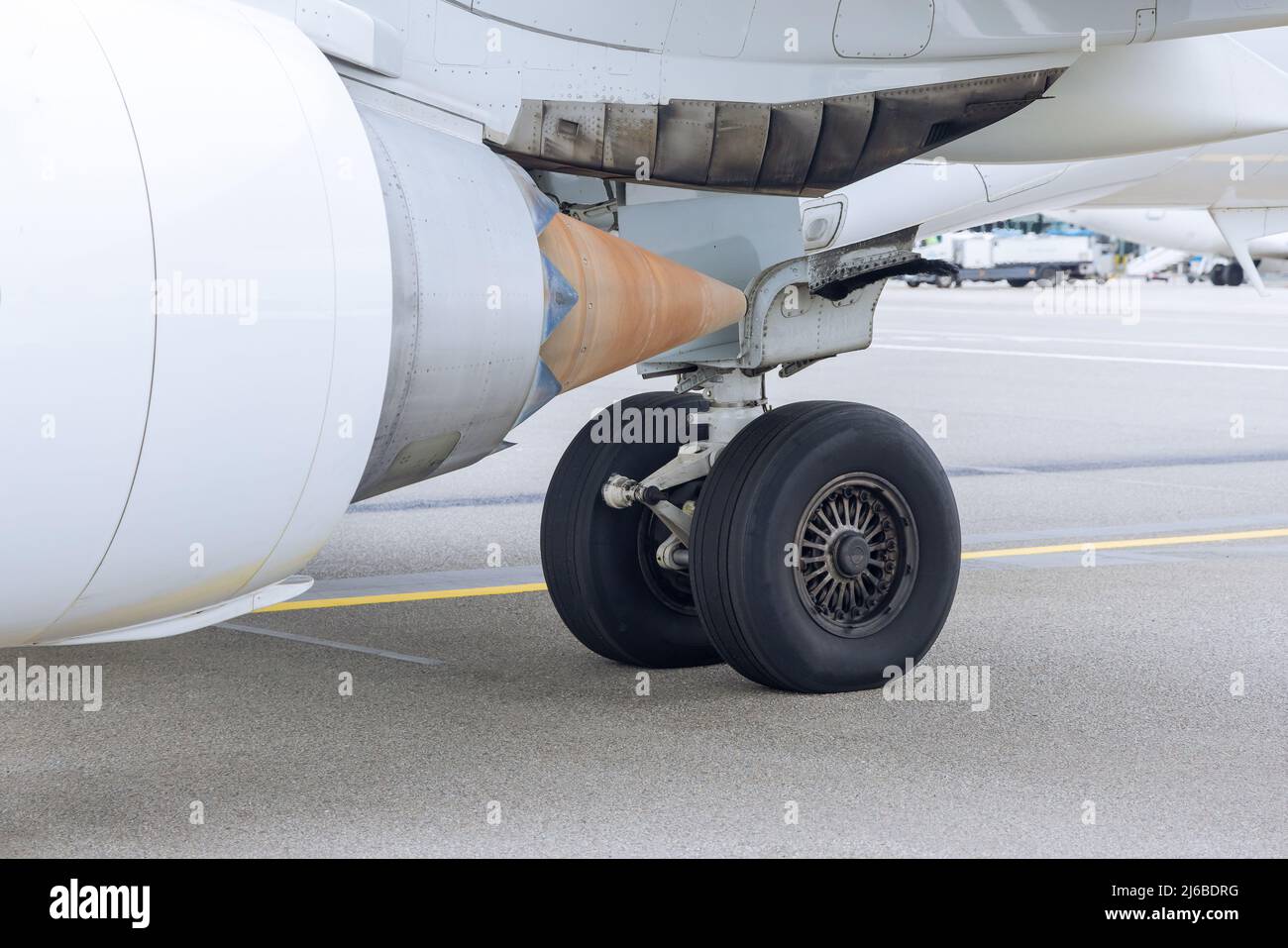 Aircraft wheel hi-res stock photography and images - Alamy