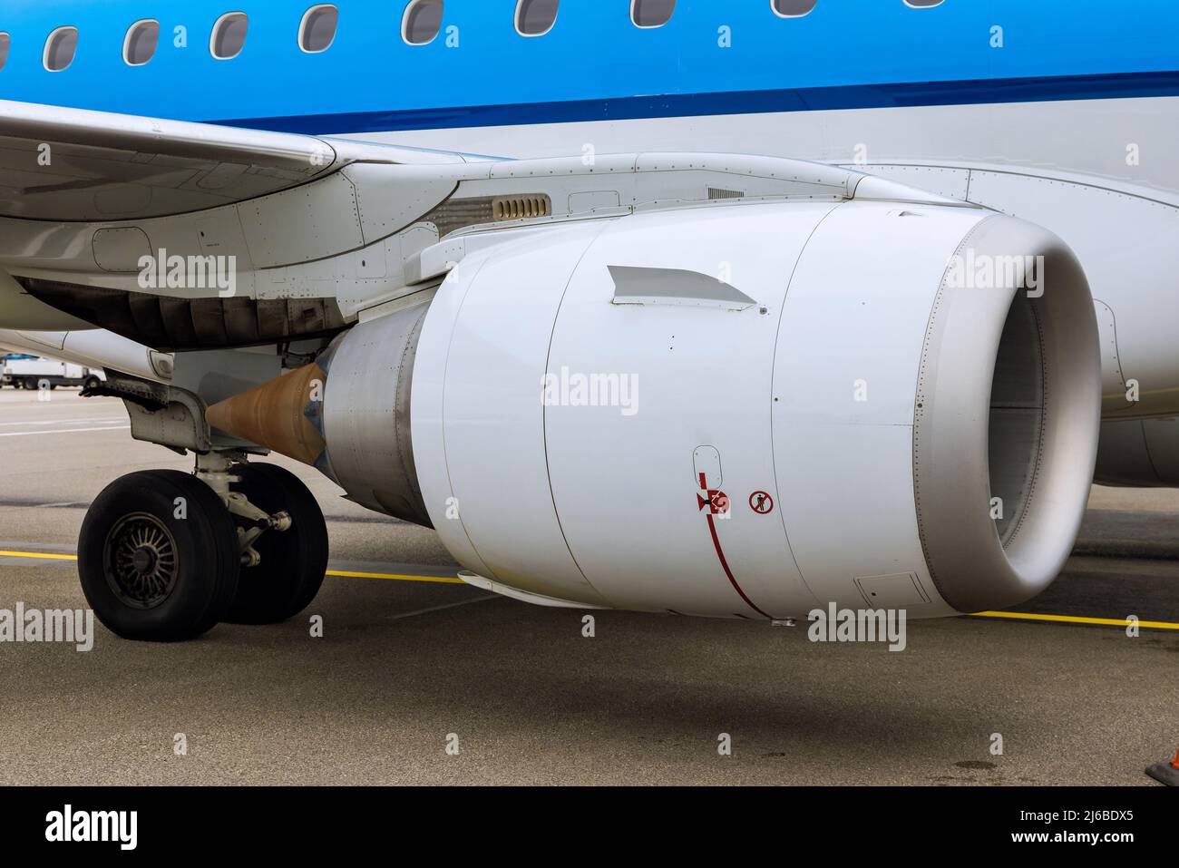 Aviation aircraft wheels airplanes hi-res stock photography and images ...