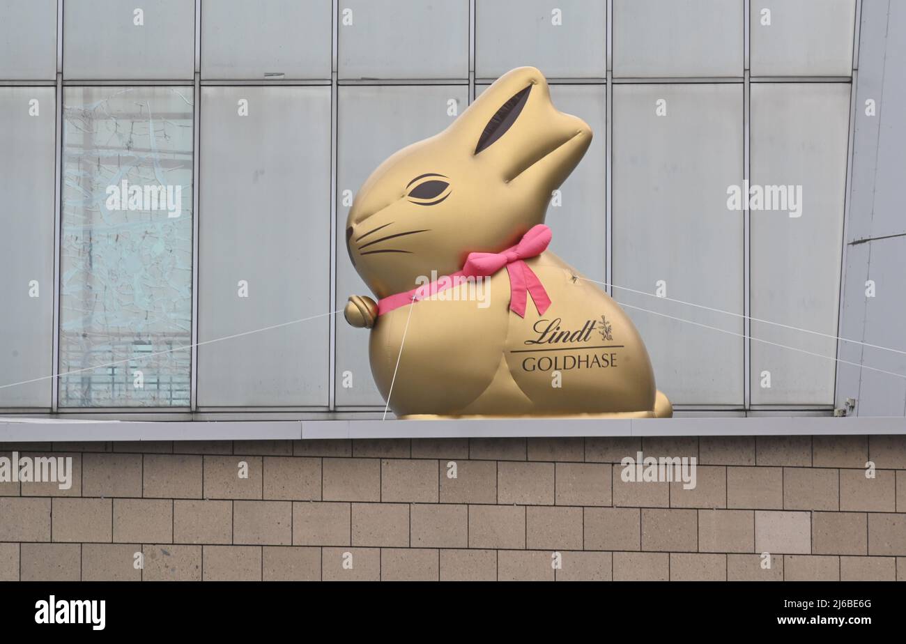 29 April 2022, North Rhine-Westphalia, Cologne: Lindt Gold Bunnies ...