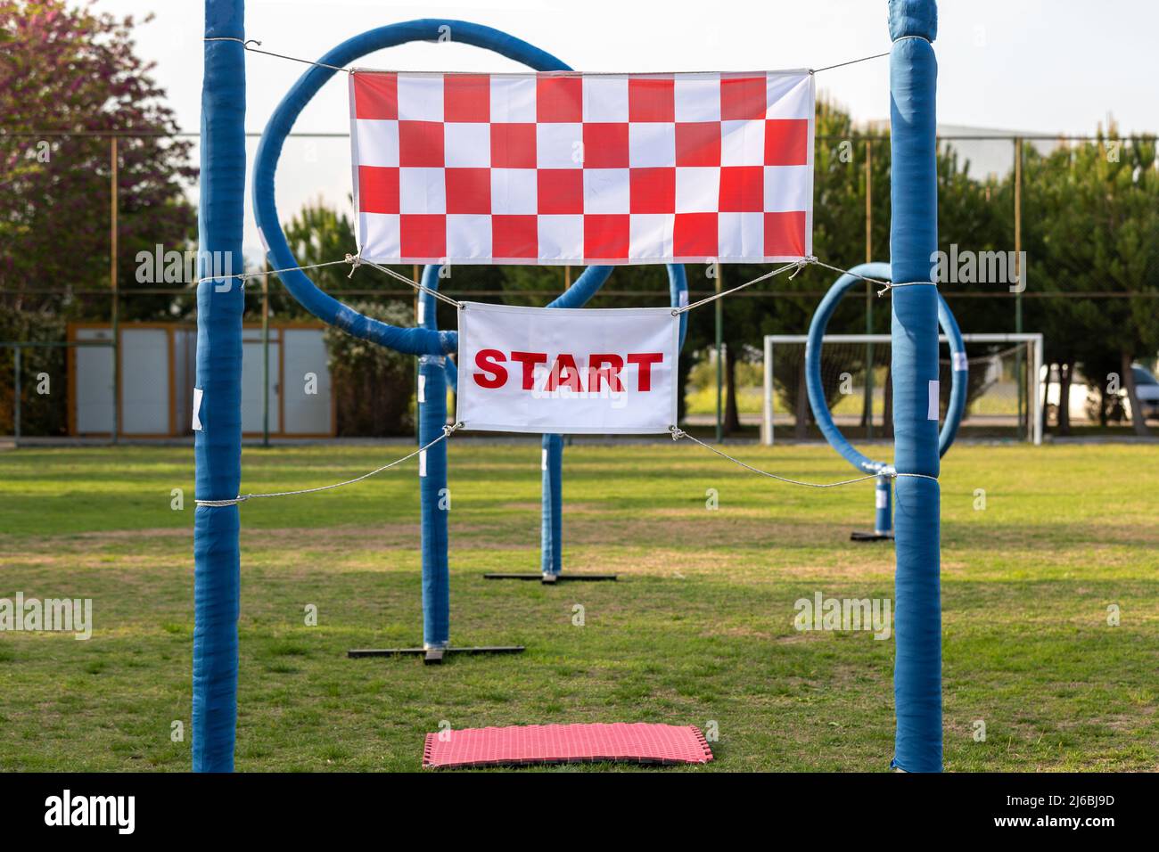 START flag in red and white Stock Photo - Alamy