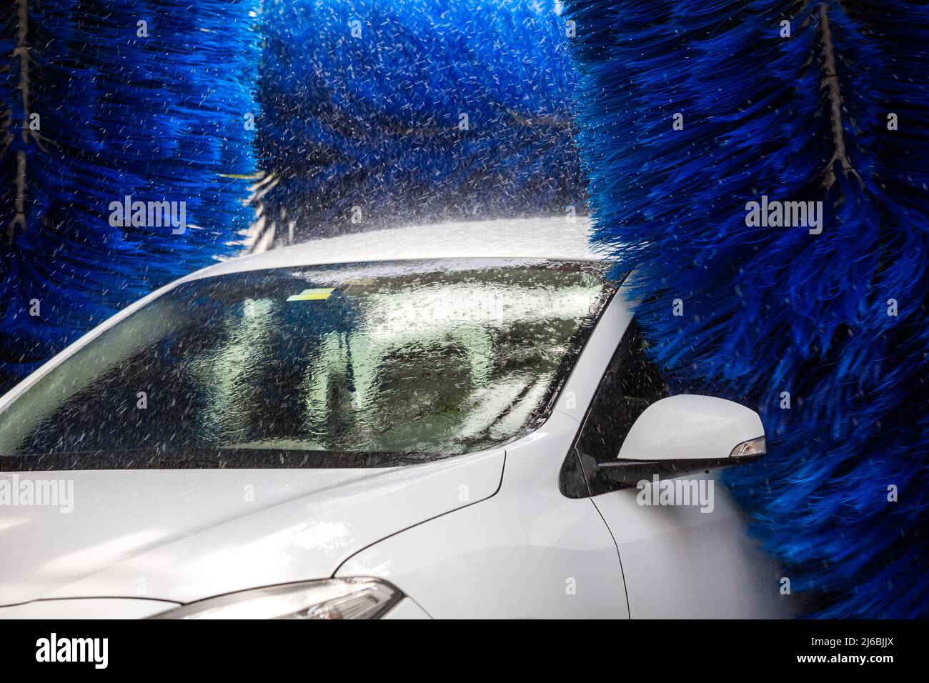 Washing the car in an automatic washing machine. Brushed Car Washing ...