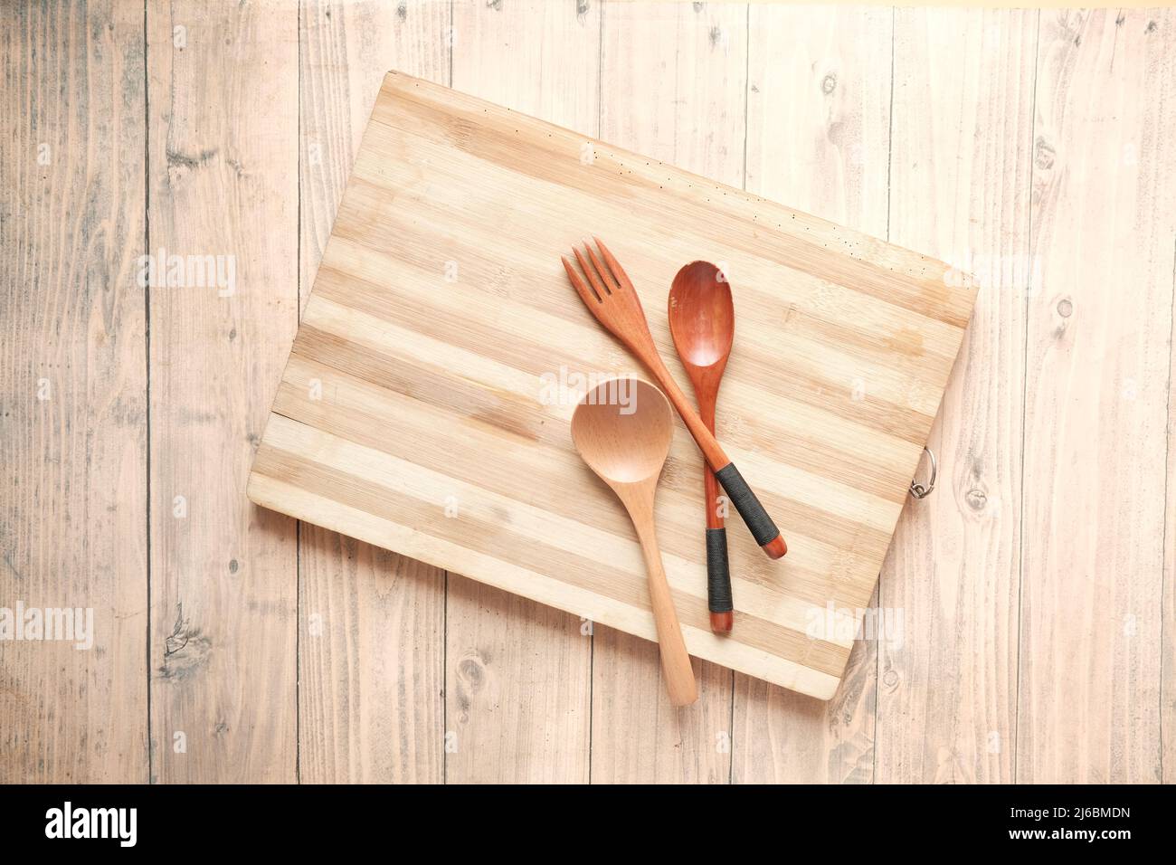 wooden chopping board on table top down Stock Photo - Alamy