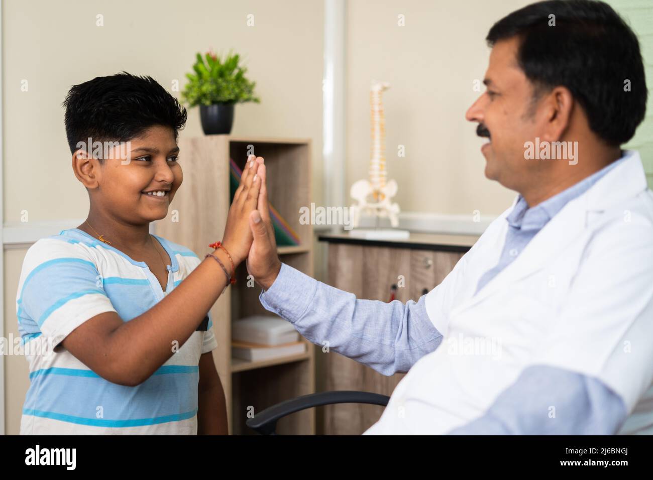 Children playing doctor stethoscope hi-res stock photography and images ...