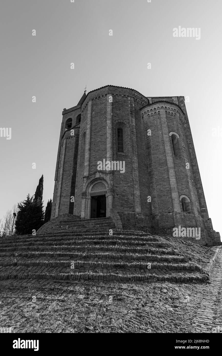 Altar romanesque gothic Black and White Stock Photos & Images - Alamy