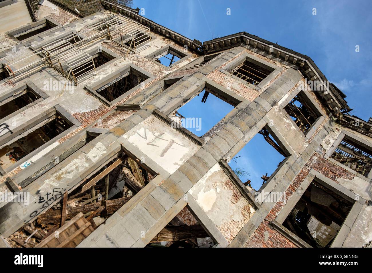 Discovering old and abandoned building lost in, the countryside. Walls ...