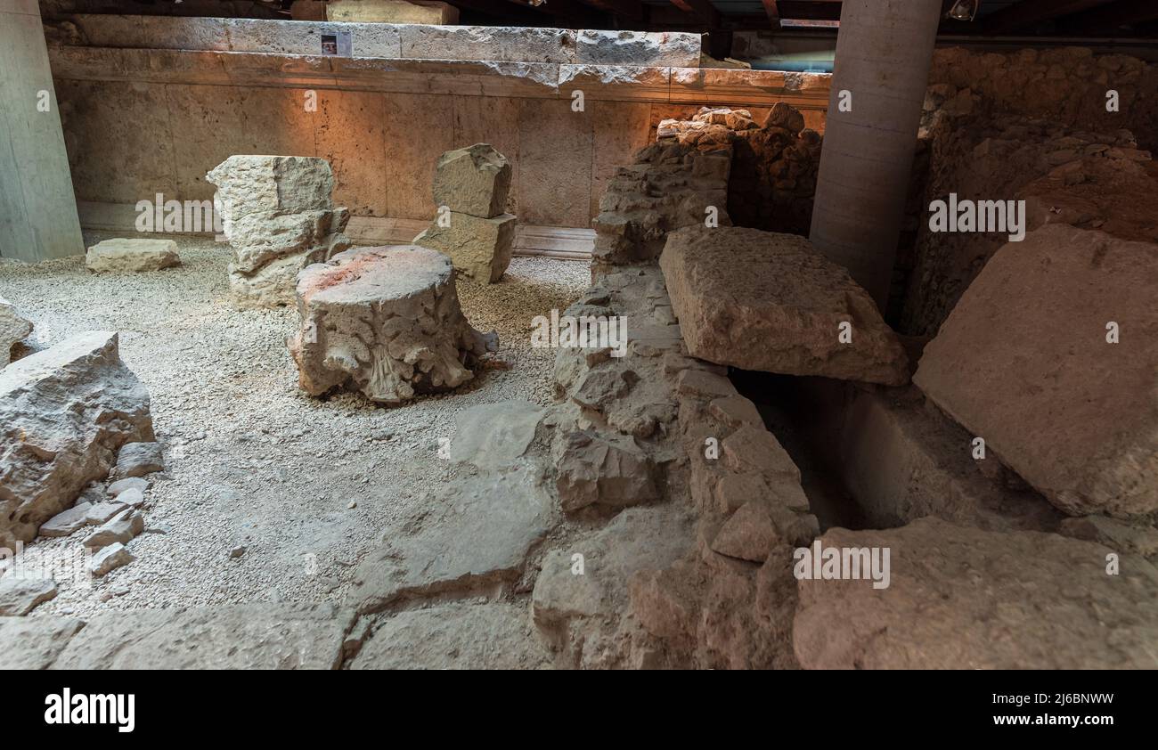 Italic temple hi-res stock photography and images - Alamy