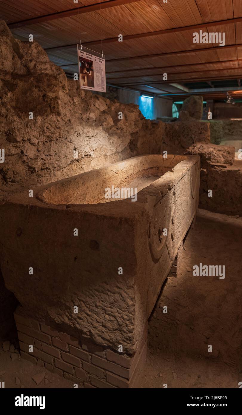 Italic temple hi-res stock photography and images - Alamy