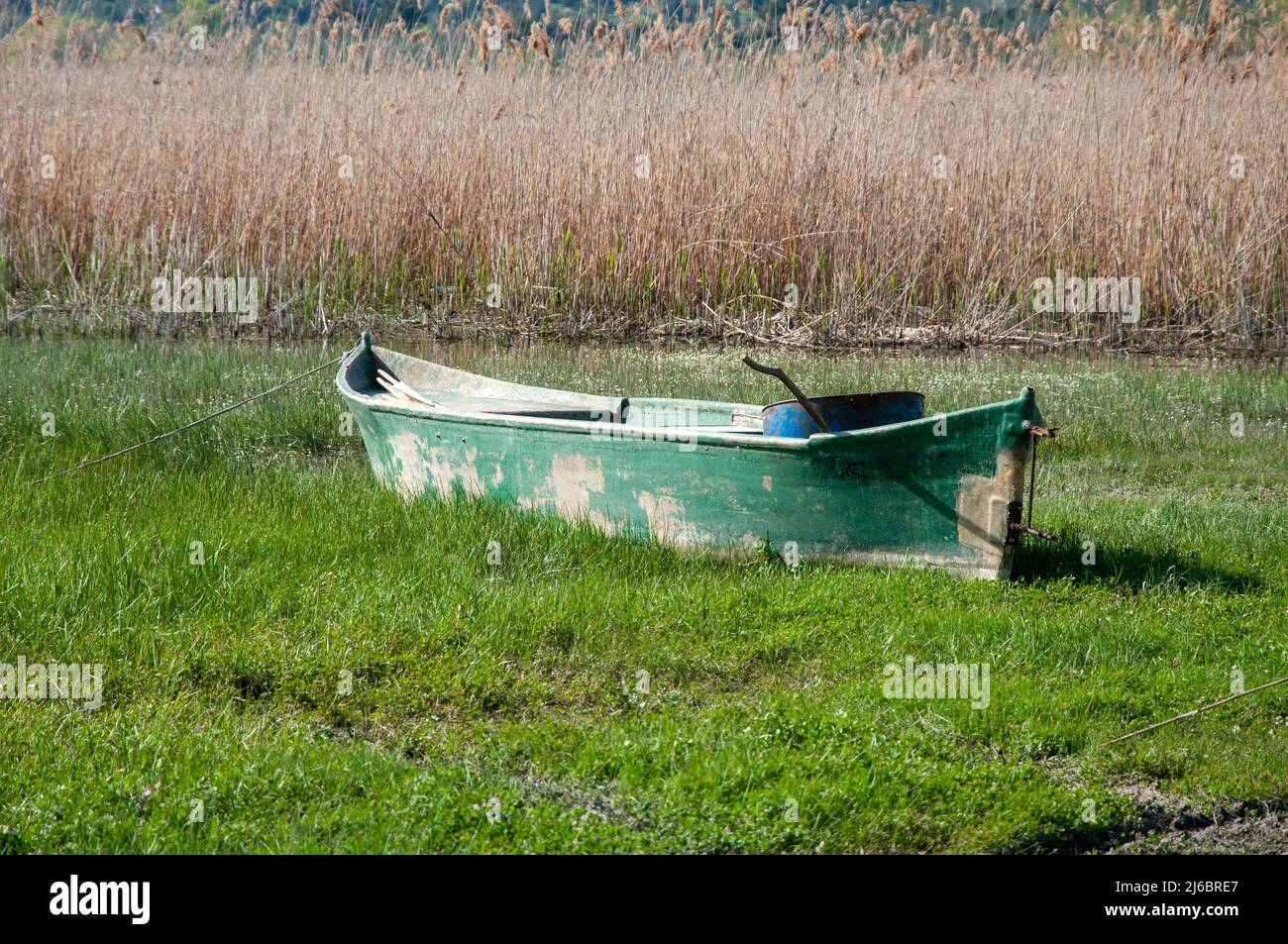 Image of a beached boat Stock Photo - Alamy