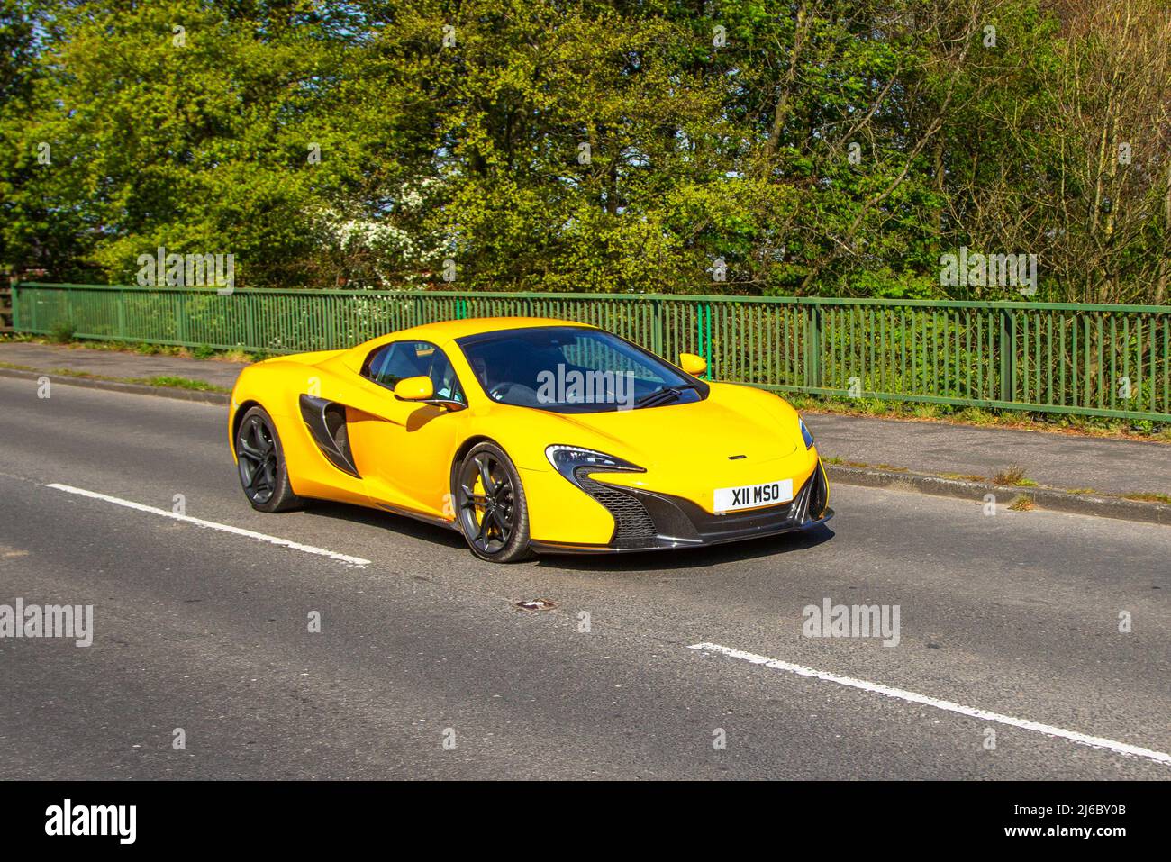 Moving car side view traffic light hi-res stock photography and images ...
