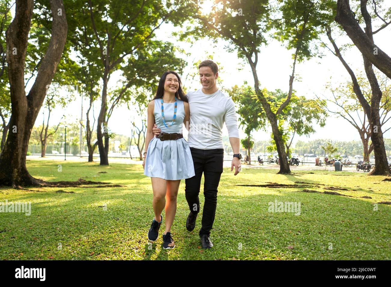 Lovers walking hi-res stock photography and images - Alamy