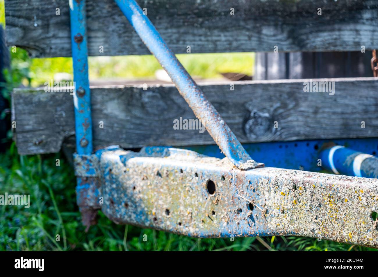 Rusted and worn down flat bed trailer with weeds overgrowing Stock ...