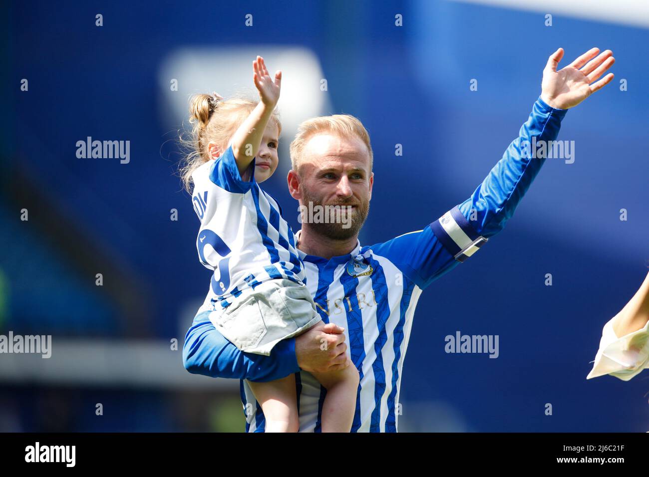 Barry Bannan #10 of Sheffield Wednesday and his daughter wave to fans ...