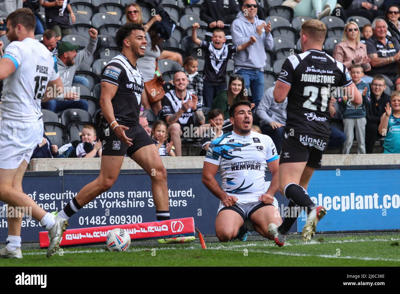 Darnell McIntosh #5 of Hull FC celebrates his try Stock Photo - Alamy