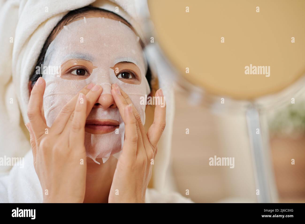 Beautiful woman doing makeup hi-res stock photography and images - Alamy