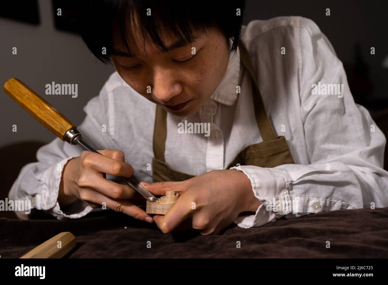 Female violin maker hi-res stock photography and images - Alamy