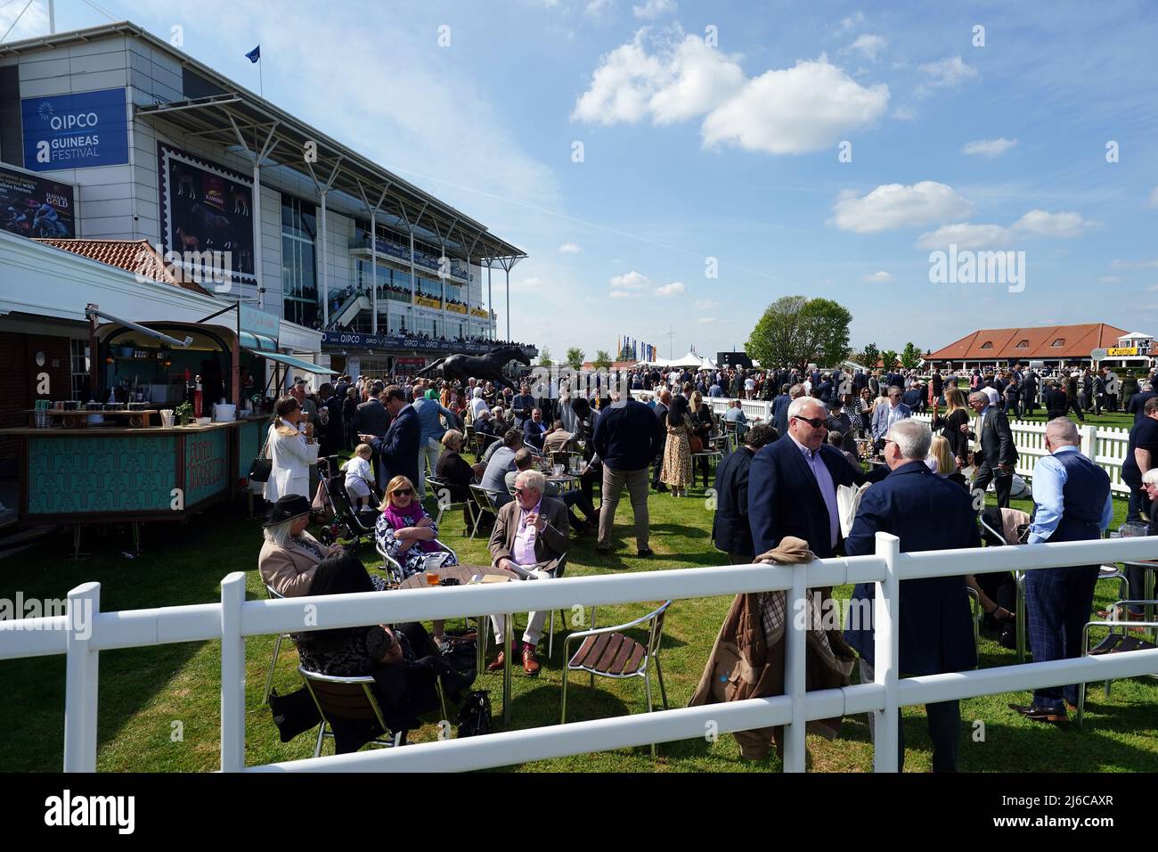 Racegoers at newmarket races hi-res stock photography and images - Alamy