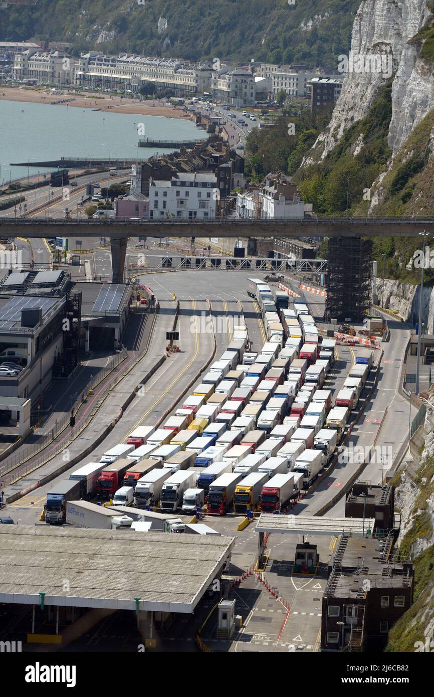 Queue lorries dover hi-res stock photography and images - Alamy