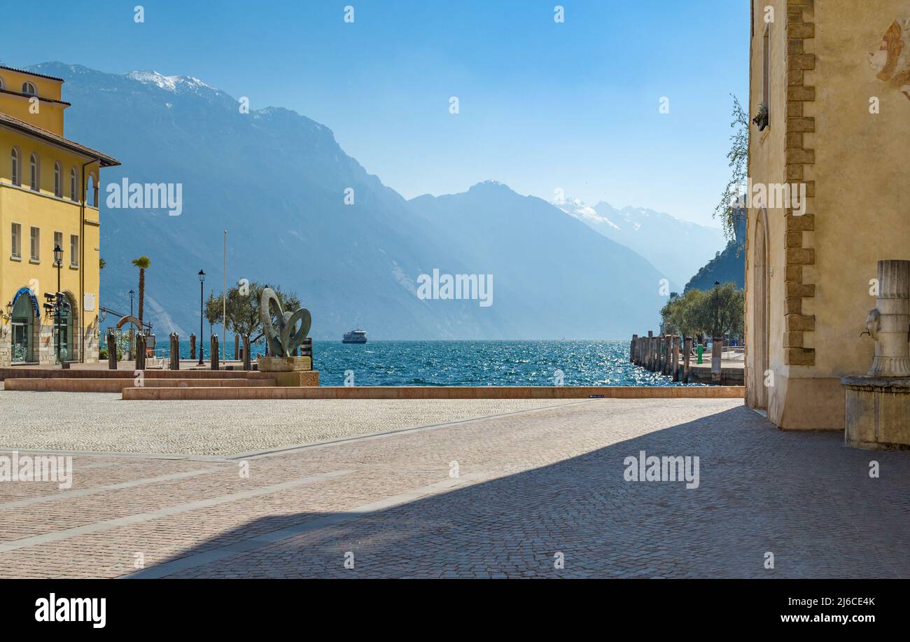 Catena square hi-res stock photography and images - Alamy