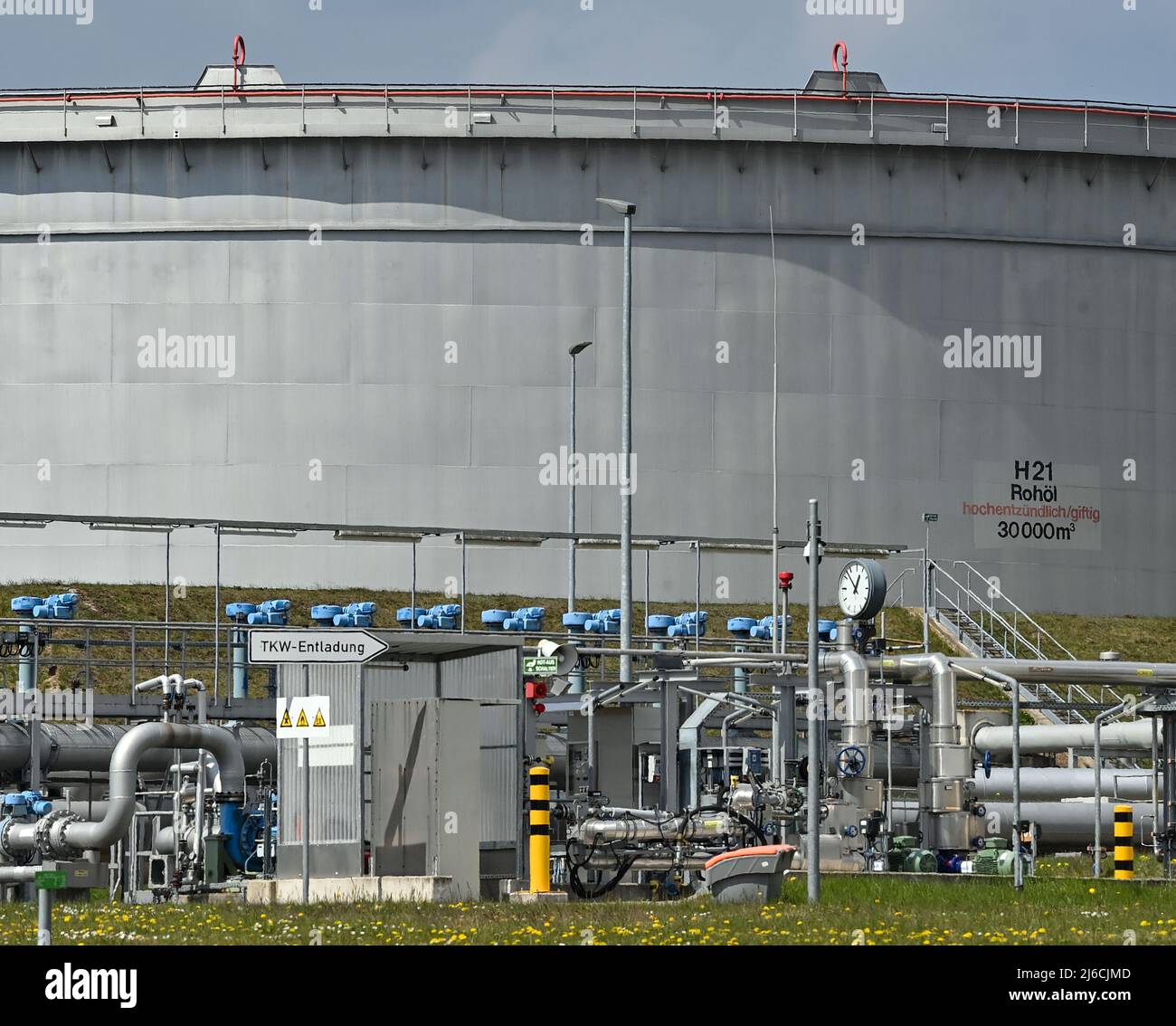 28 April 2022, Brandenburg, Schwedt: A huge tank for crude oil on the ...