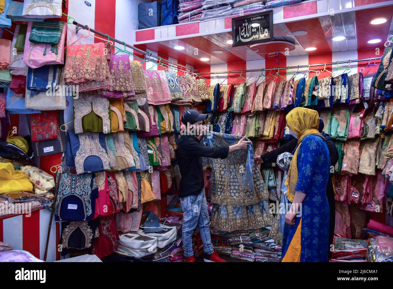 Kashmiri muslim woman shops in hi-res stock photography and images - Alamy