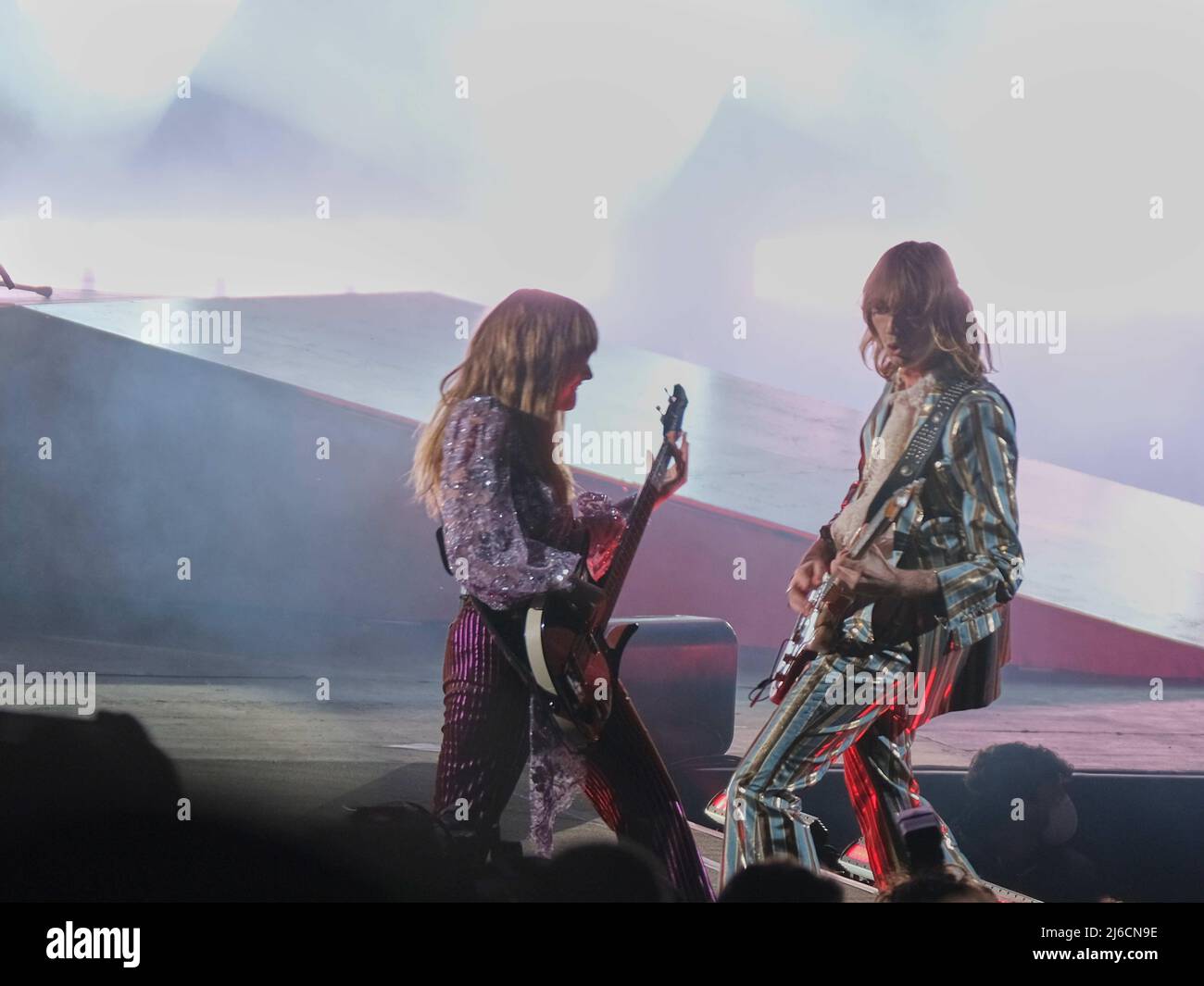 Maneskin - Victoria De Angelis e Thomas Raggi during Maneskin Live ...