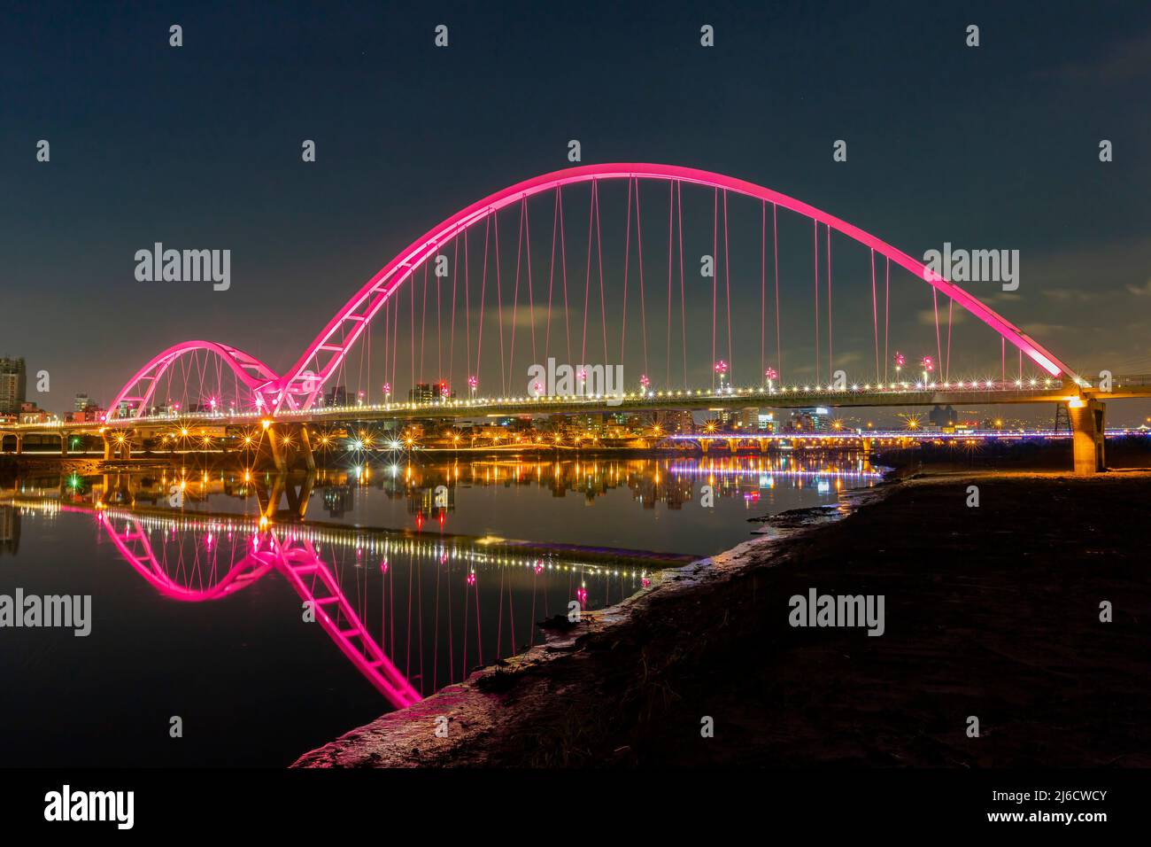 Night view of the Crescent Bridge at Taipei, Taiwan Stock Photo - Alamy