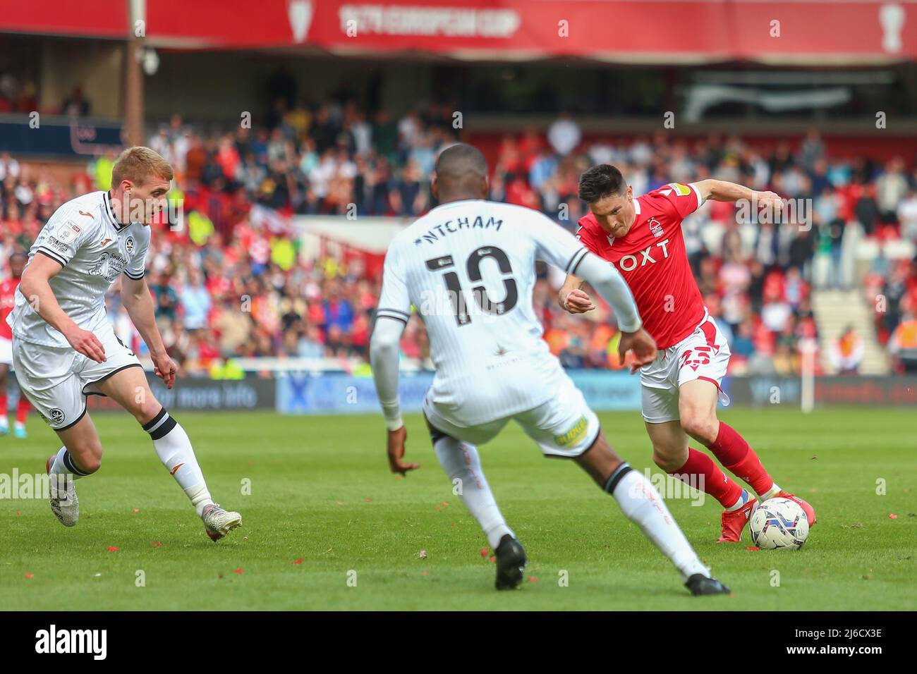 Joe Lolley #23 of Nottingham Forest bursts forward Stock Photo - Alamy