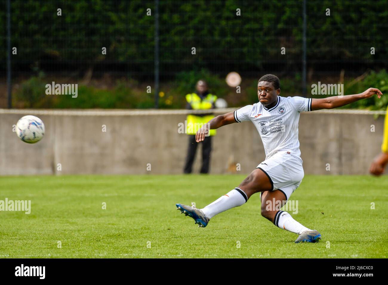 Soccer player passing ball hi-res stock photography and images - Alamy