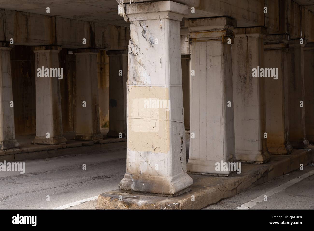 Crumbling column hi-res stock photography and images - Alamy