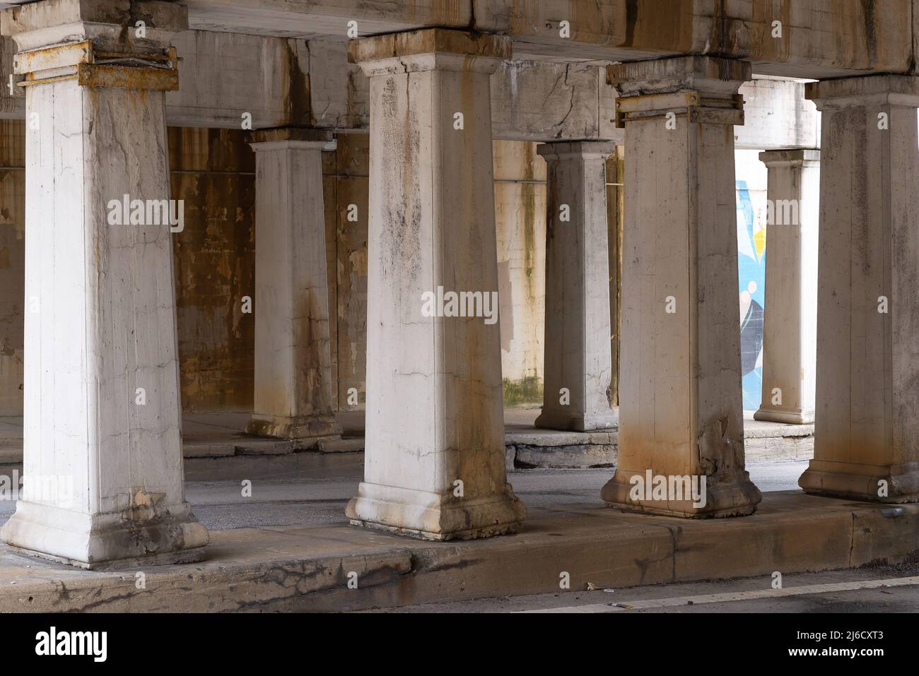 Crumbling column hi-res stock photography and images - Alamy