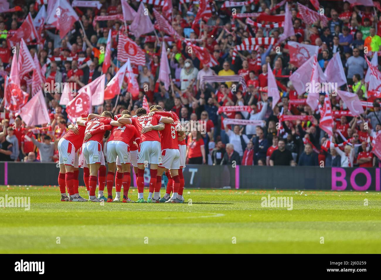 Nottingham Forest players form a huddle before kick off Stock Photo - Alamy