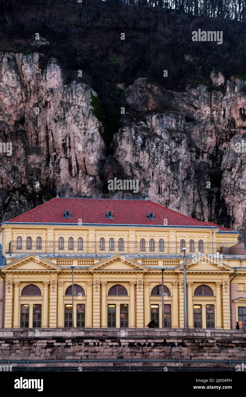 Triangle pediments hi-res stock photography and images - Alamy