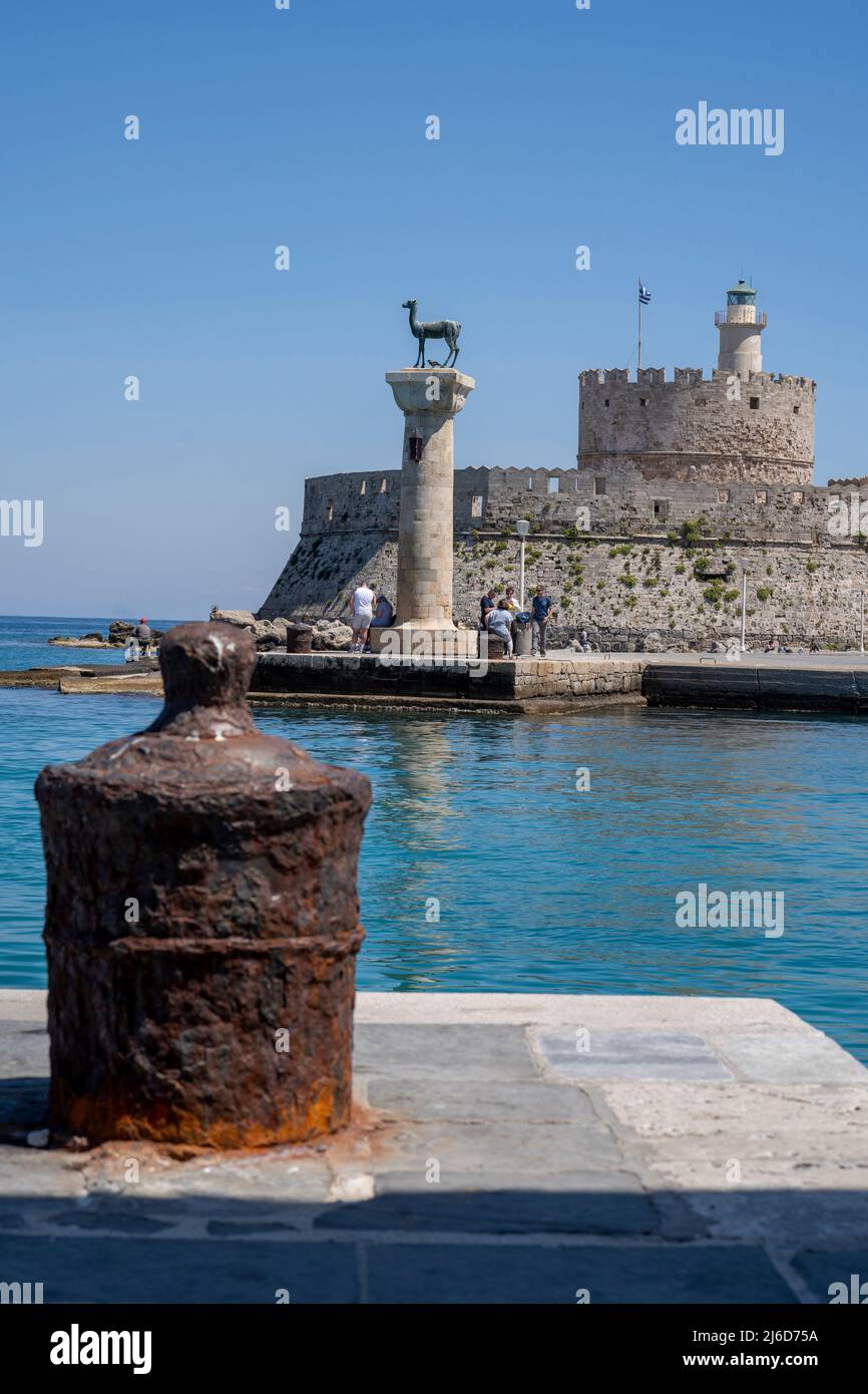 Tourists visiting the Doe statues in Rhodes harbor at Mandraki in ...