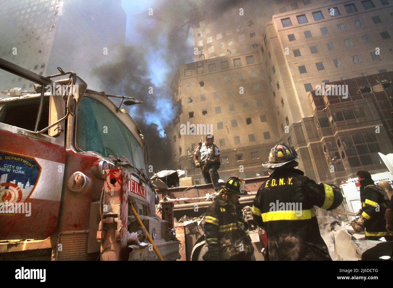 World trade center attack 2001 fire hi-res stock photography and images ...