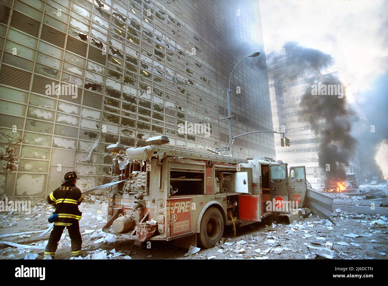 World trade center attack 2001 fire hi-res stock photography and images ...