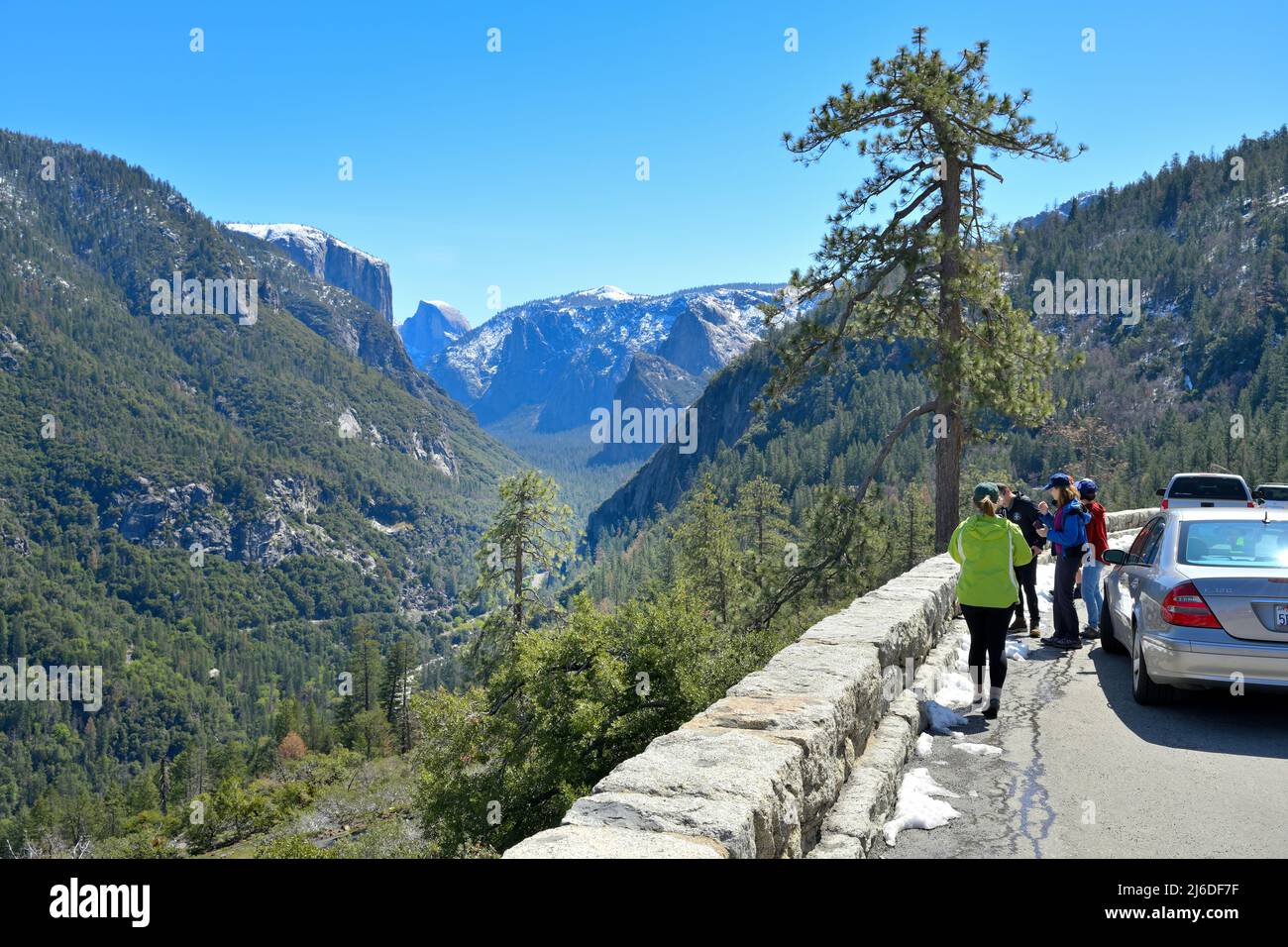 Tourists arriving at the iconic Yosemite Valley on scenic highway 41 ...