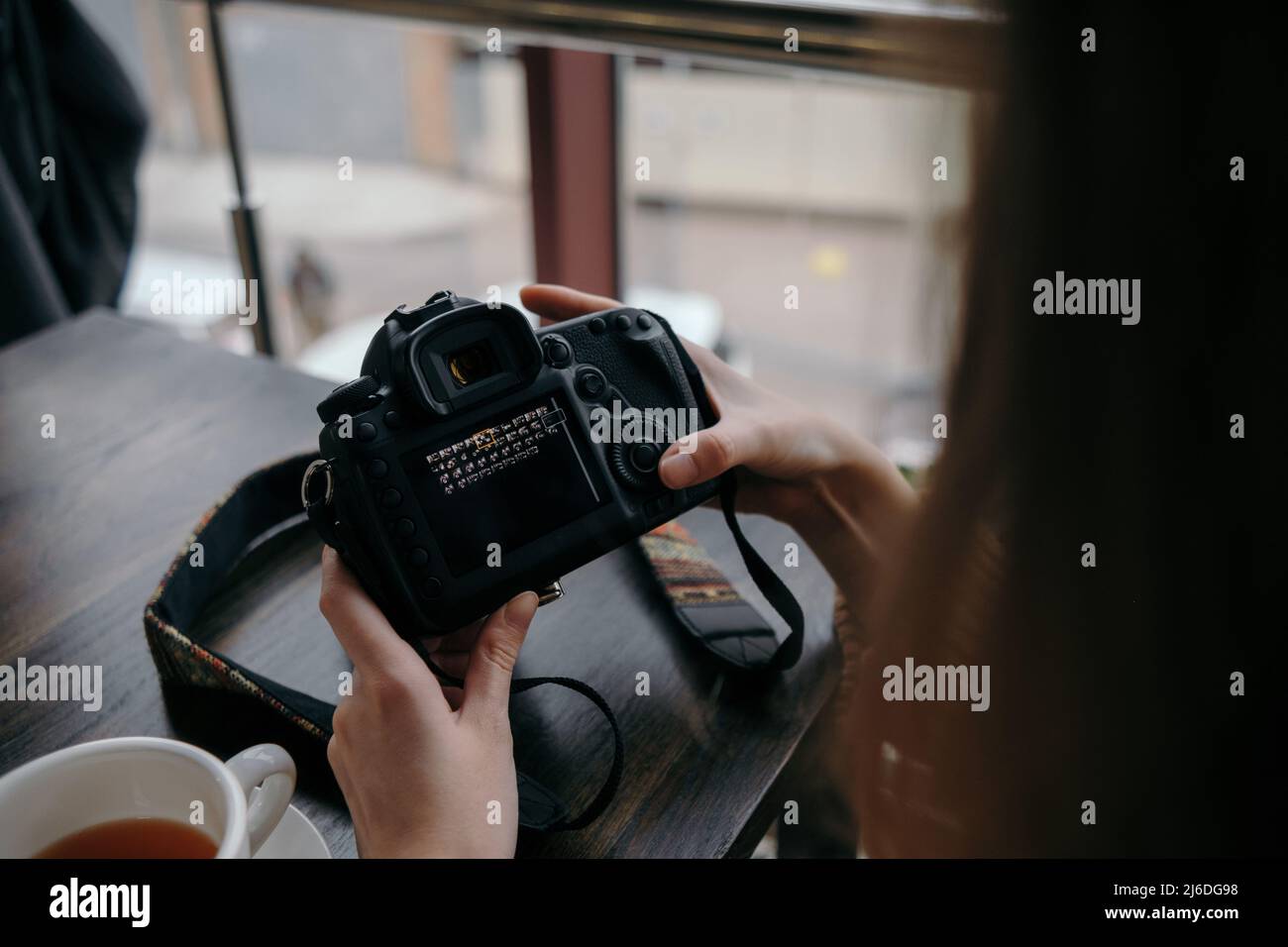 girl watching photos on a camera close Stock Photo - Alamy