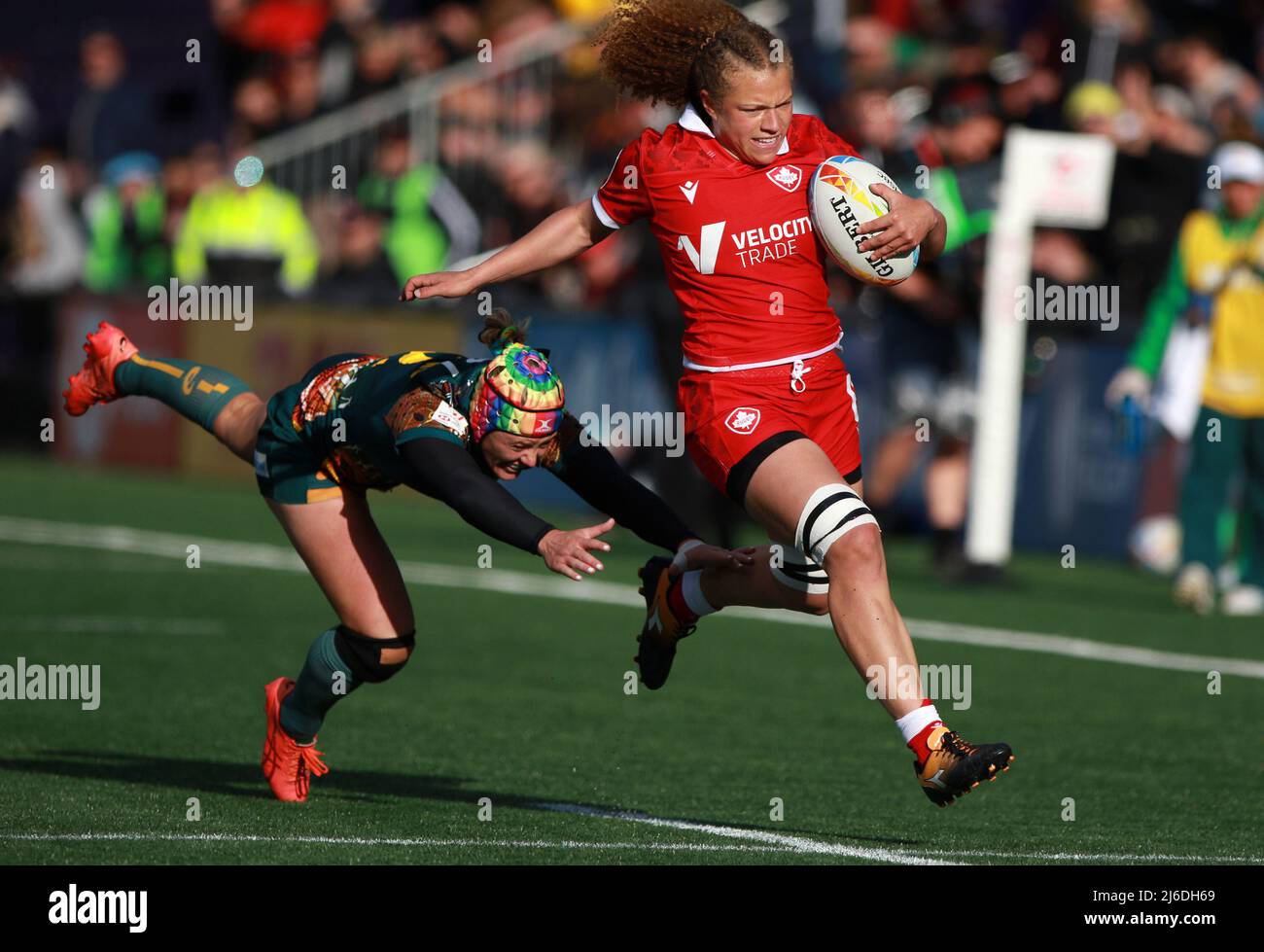 Australia's Sharni Williams misses tackling Canada's Renee Gonzalez ...