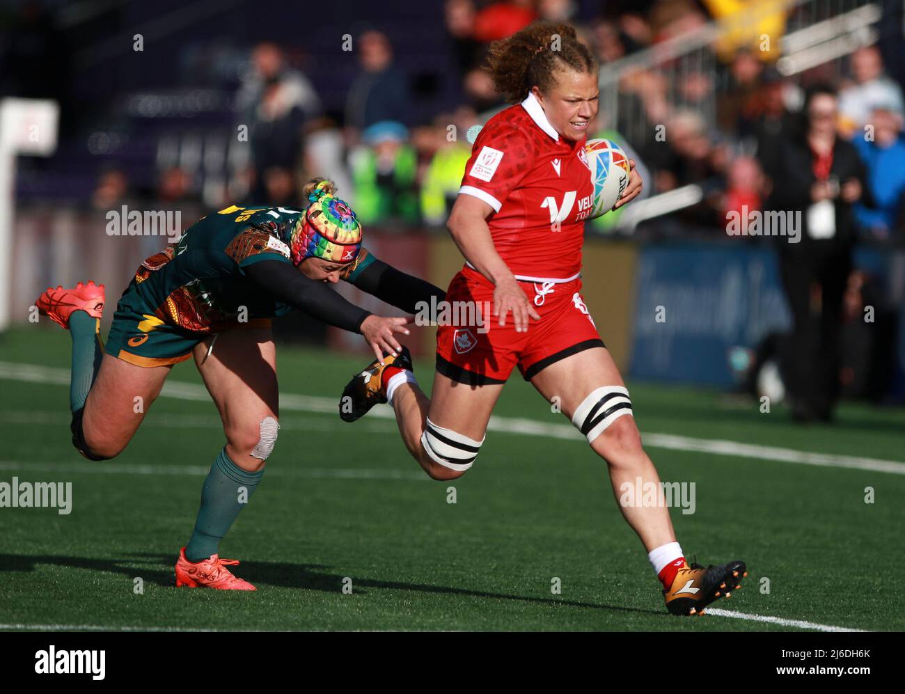 Australia's Sharni Williams misses tackling Canada's Renee Gonzalez ...