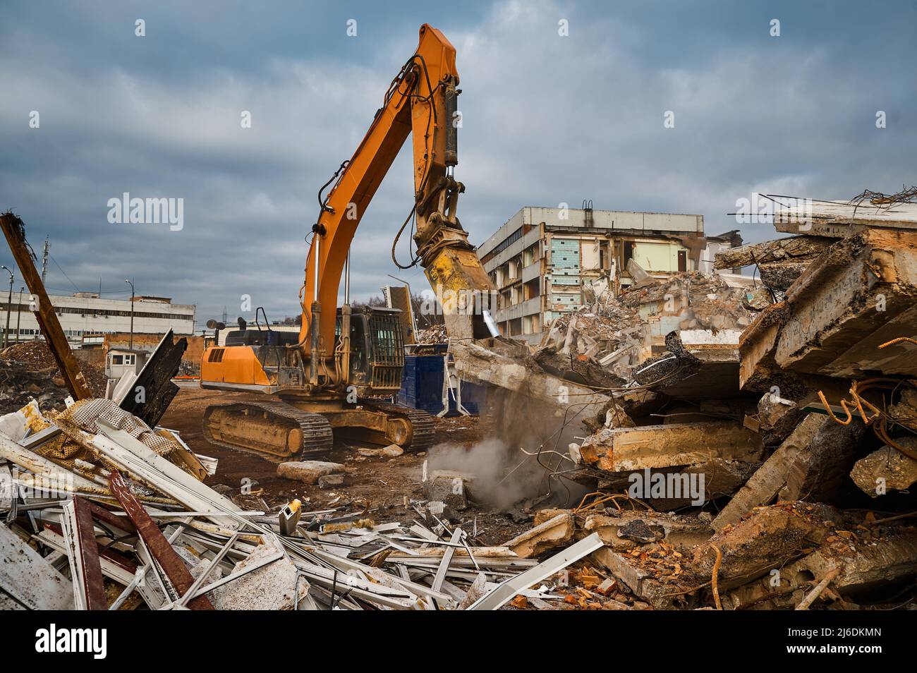 Excavator destroyer with hydraulic scissors cuts concrete Stock Photo ...