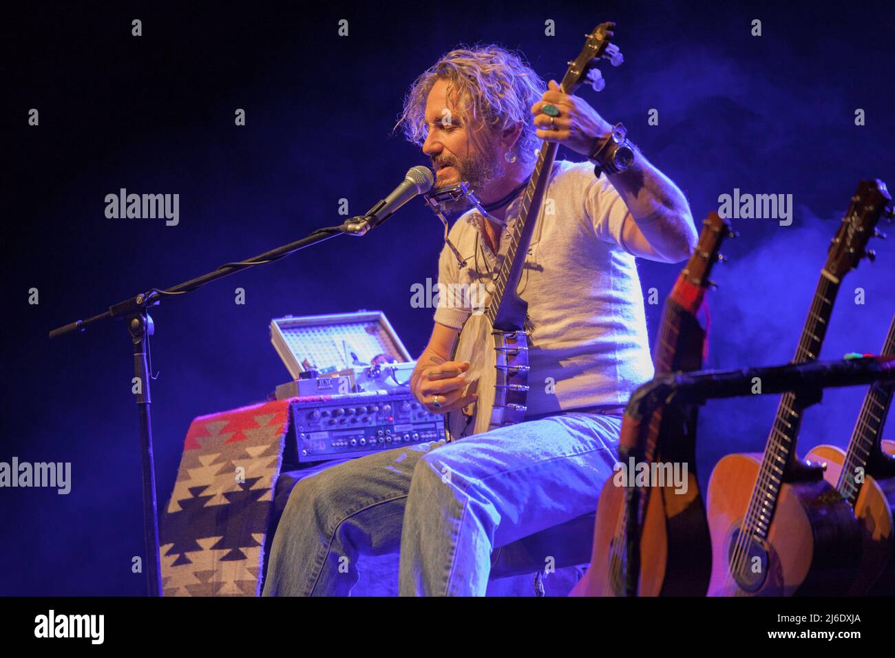 John butler on stage hi-res stock photography and images - Alamy