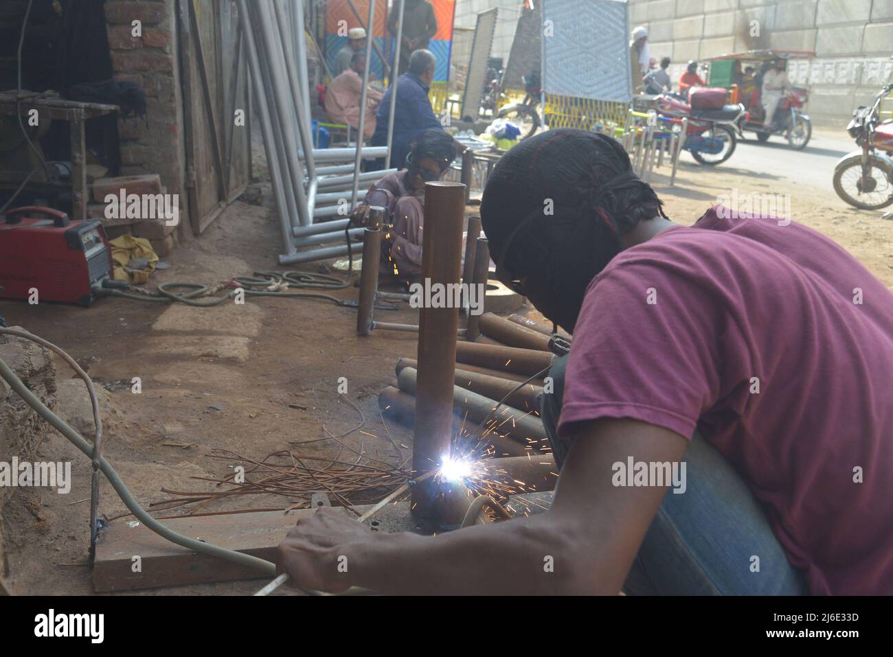 April 30, 2022, Lahore, Punjab, Pakistan: Pakistani laborers are busy ...